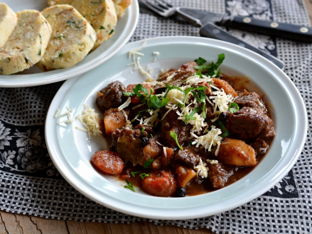 Daňčí ragú na víně s kořenovou zeleninou | Svět Myslivosti - myslivecký ...